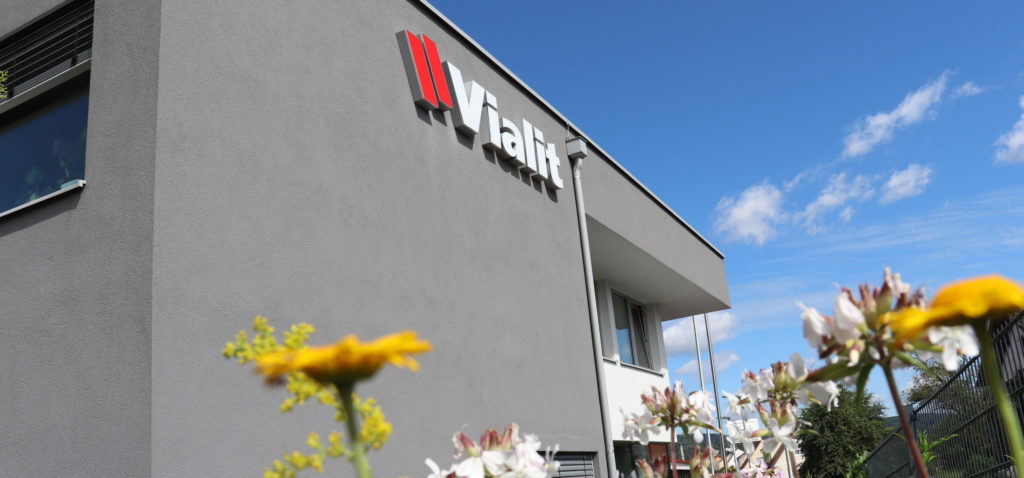 Sonnen- und Wasserkraft im Straßenbau - Vialit Asphalt GmbH